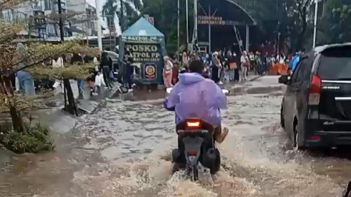 Diguyur Hujan Sejak Siang, Berikut Ini Sejumlah Ruas Jalan di Jakarta yang Terendam Banjir ...