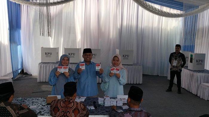 Bareng Keluarga Calon Wali Kota Depok Supian Suri Gunakan Hak Suaranya di TPS 08 Kalimulya ...