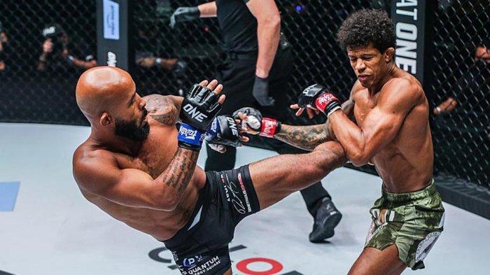 Demetrious Johnson Raih Juara Dunia dengan KO Pakai Flying Knee ke ...