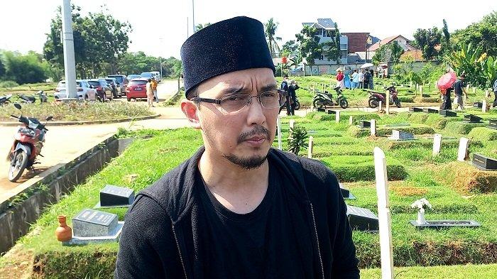 Usai Memakamkan Sang Ayah, Dimas Aditya Menangis Kenang Perjuangan ...