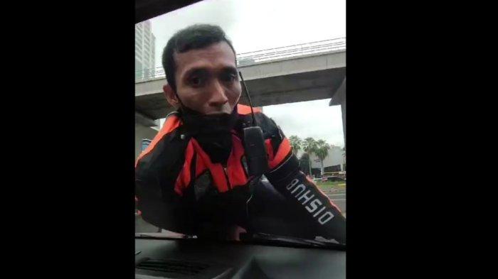 Petugas Dishub DKI Jakarta Nyangkut di Kap Mobil, Ini Akar Masalahnya ...