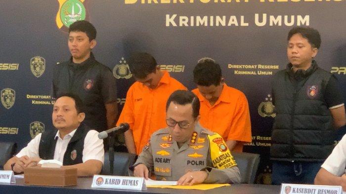 Tersangka Pembunuhan Acungkan Jempol Kanan Usai Keponakan Bunuh Paman di Pamulang ...