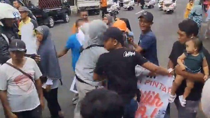 Bawa Spanduk Pilih Ganjar Saat Kunjungan Jokowi, Pria di Gunungkidul Dipukul Hingga Jakunnya ...