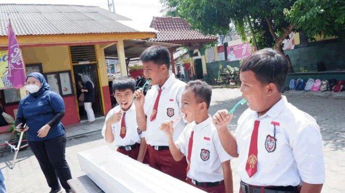 Bakti Sosial FKG UI, Edukasi Perawatan Gigi dan Mulut Pelajar dan Guru ...