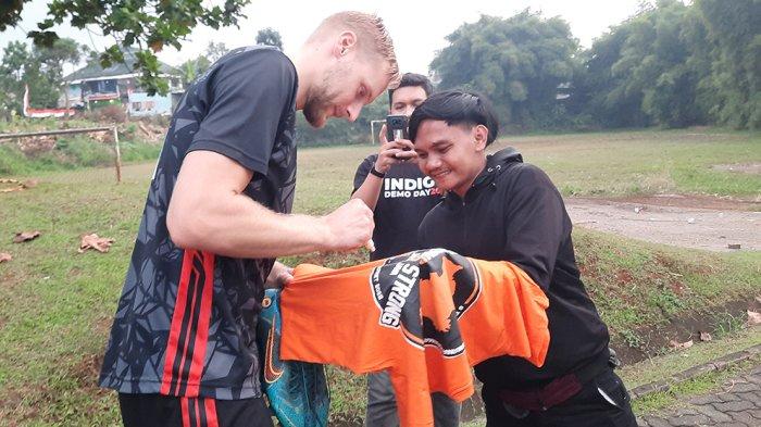 Farkin The Jakmania Asal Indramayu Senang Bisa Foto Bareng Hanno ...
