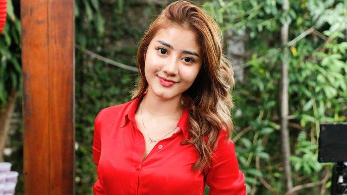 Ghea Youbi Gugup Jadi Pemeran Utama di Film Perdananya 'Tumbal Arwarod ...