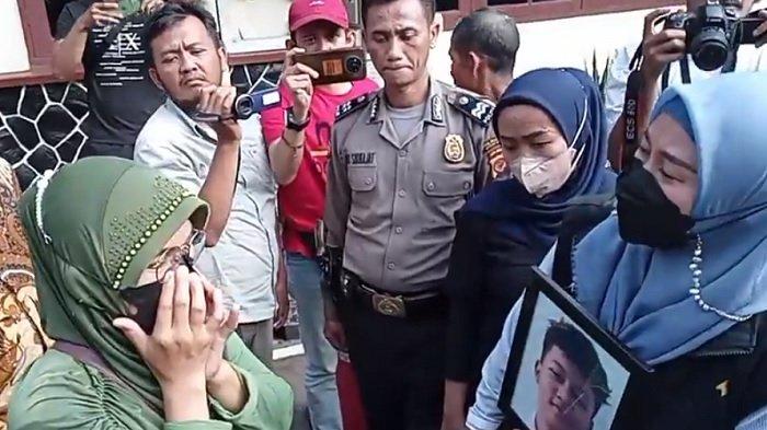 Ibunda Tukul Bersujud Ketika Dihadapkan dengan Foto Arya Saputra ...