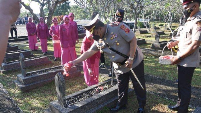 Jelang Hari Bhayangkara ke 76, Polres Bogor Ziarah ke Makam Jenderal Hoegeng di Tajurhalang ...