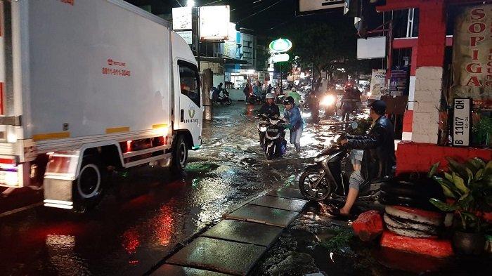 Hujan Deras, Jalan Raya Pekapuran Tapos Depok Terendam Banjir, Puluhan Sepeda Motor Mogok ...
