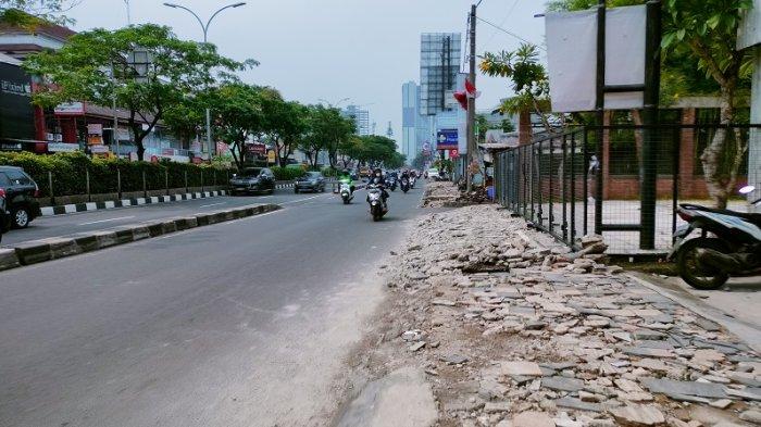 Warga Depok Keluhkan Puing Berserakan di Sepanjang Jalan Margonda ...