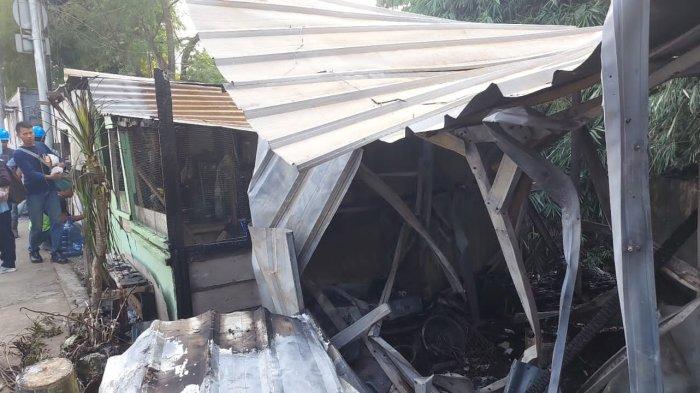 Deretan Lapak Warung Kopi di Jalan Raya Simpangan Depok Hangus Terbakar ...
