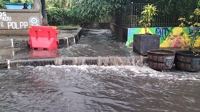 Biang Kerok Banjir di Margonda Depok, Irigasi Samping Tol Cijago ...