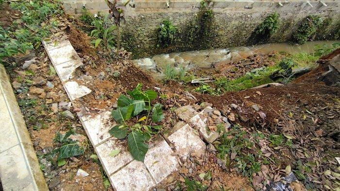 Dua Makam Tersapu Longsor di Kota Bogor, Satu Jenazah Kain Kafannya Mengantung diantara Tebingan ...