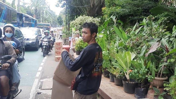 Berkah Lebaran, Pedagang Tikar di Taman Margasatwa Ragunan Jakarta ...