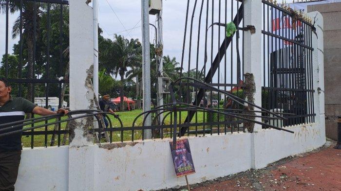 Pagar Hingga Tembok Pintu Masuk DPR RI Dirusak Massa dari APDESI, Begini Kondisinya ...