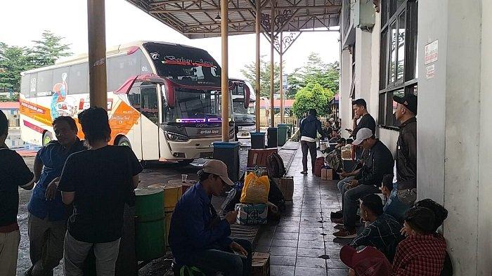 H-10 Lebaran Idulfitri 2024, Terminal Jatijajar Depok Mulai Dipadati ...