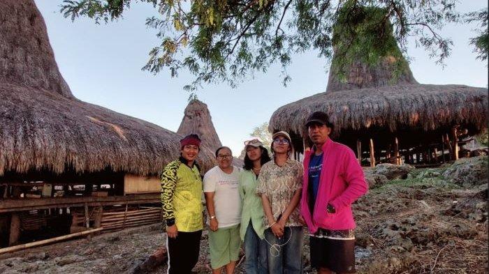 Pertama di Pulau Sumba, Narasi Digital Kampung Kadoku dalam Bentuk QR Code Diinisiasi FIB UI ...