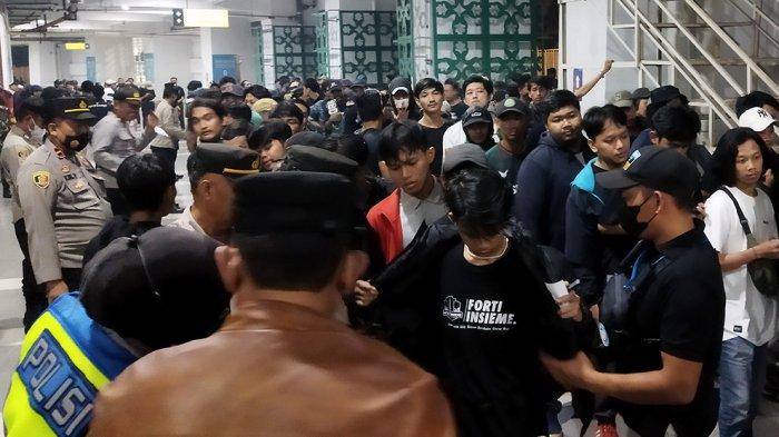 Suporter Persikabo 1973 Mulai Berdatangan ke Stadion Pakansari Cibinong ...
