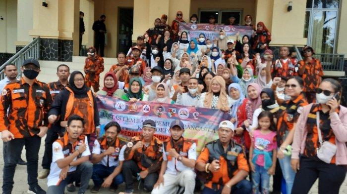 Polemik SDN 1 Pondok Cina, Puluhan Orangtua Siswa & Pemuda Pancasila Geruduk Kantor DPRD Kota ...