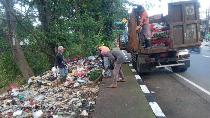 Sampah Bertebaran di Jalan Raya Bogor, DLH Kabupaten Bogor Gerak Cepat Lakukan Pembersihan ...