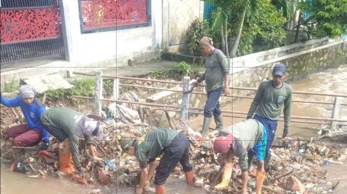 Bikin Aliran Tersumbat Sampah, Jembatan Eksisting KCB di Pancoran Mas ...