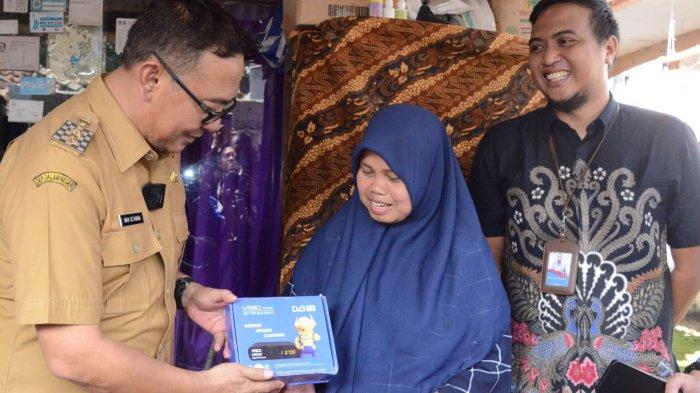 Dukung Migrasi TV Analog ke Digital, Iwan Salurkan STB Gratis kepada Warga Cijeruk ...