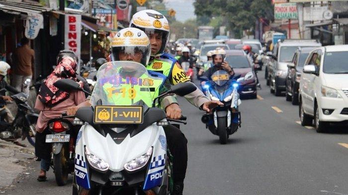 Lalu Lintas di Puncak Bogor Padat Merayap, Polisi Berlakukan Sistem Buka Tutup - Tribunnewsdepok.com