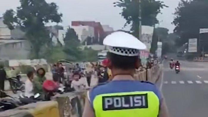 Puluhan Bocah Masih Mengadang Bus “Telolet” di GT Sawangan Depok Meski Sudah Dilarang Polisi ...