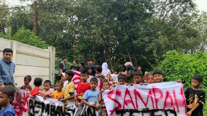 Truk Sampah dari Tangerang Selatan Buang Sampah di Rumpin, DPRD ...