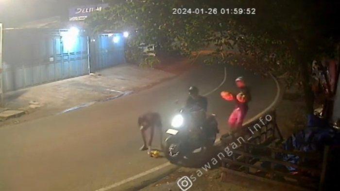 Terekam CCTV, 3 Komplotan Pencuri Jarah Lapak Pisang di Jalan Raya KSU Depok - Tribunnewsdepok.com