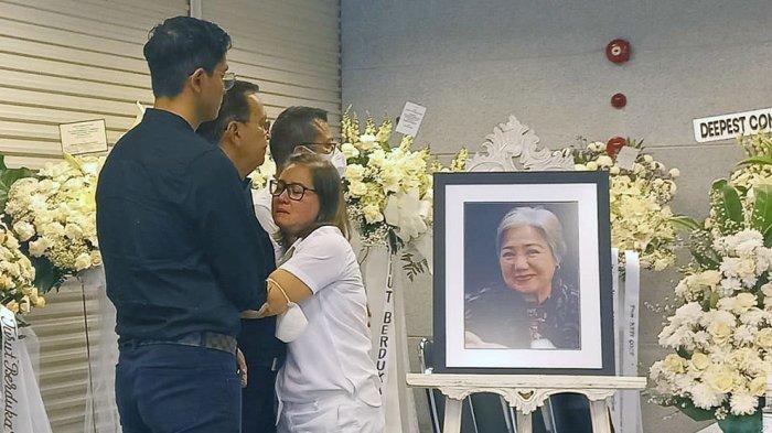 Farida Sabtijastuti Ibunda Gading Marten Meninggal Dunia, Roy Marten Datang Melayat Mantan ...