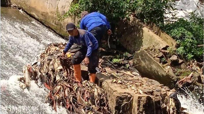 Cegah Banjir Depok Akibat Sampah, Dinas PUPR Ajak Masyarakat Normalisasi Saluran Air Secara ...