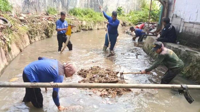 Kabar Kecamatan Limo Depok, Satgas DPUPR Normalisasi Saluran Tersier ...
