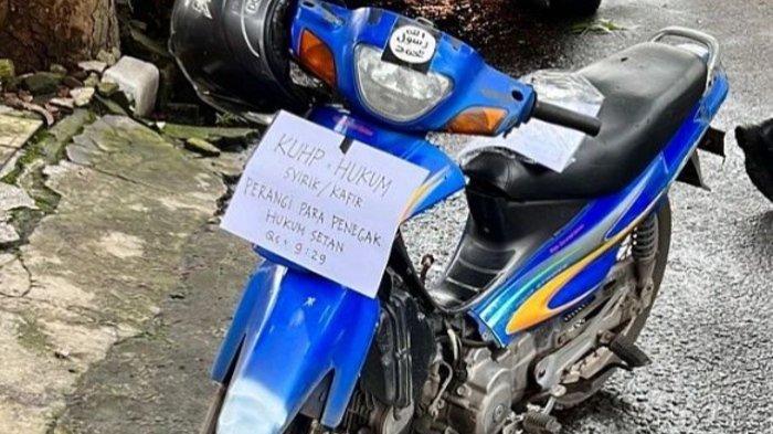 Polisi Temukan Kertas Bertuliskan Pesan yang Ditempel di Sepeda Motor ...