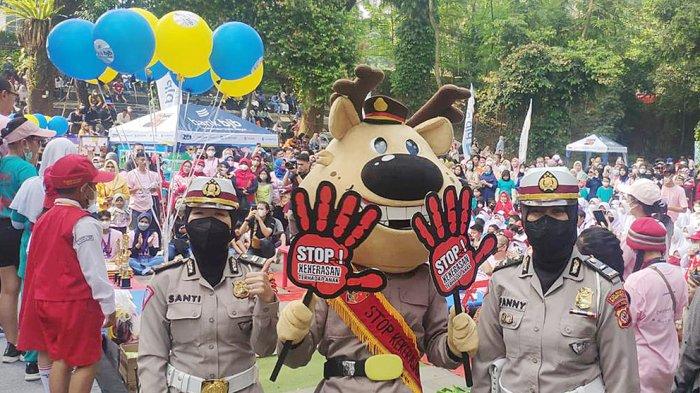 Maskot Si Pobo dihadirkan dalam Perayaan Puncak Hari Anak Nasional di ...
