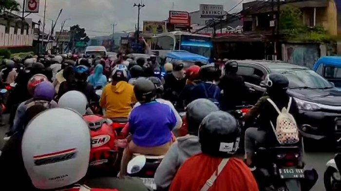 Polisi Berlakukan One Way Arah Jakarta Lebih Awal Imbas Macet Parahdi Puncak Bogor ...