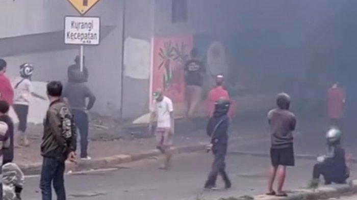 Bentrokan Antar Pemuda di Manggarai Pecah, Para Pemuda Saling Serang ... Bentrokan Antar Pemuda di Manggarai Pecah, Para Pemuda Saling Serang ...
