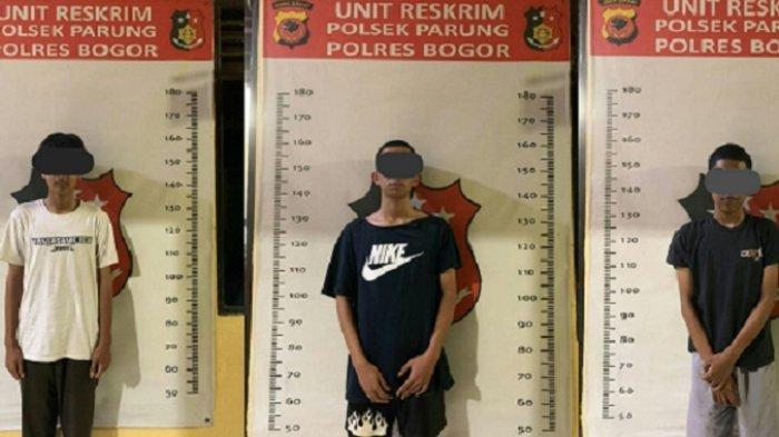 Seorang Remaja dan Orangtuanya Dibacok Tiga Pemuda Saat Pulang dari ... Seorang Remaja dan Orangtuanya Dibacok Tiga Pemuda Saat Pulang dari ...