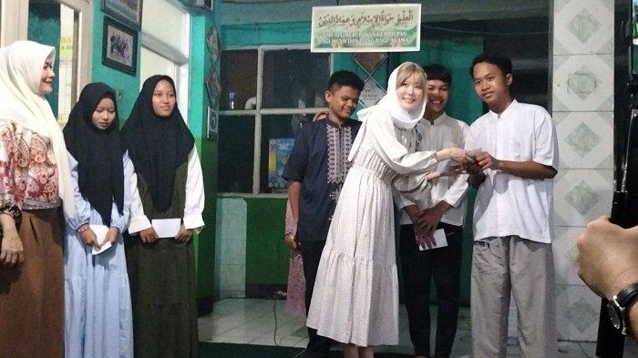 Tiktokers Jepang Asahina Mana Beri Santunan untuk Korban Kecelakaan Bus SMK Lingga Kencana Depok ...