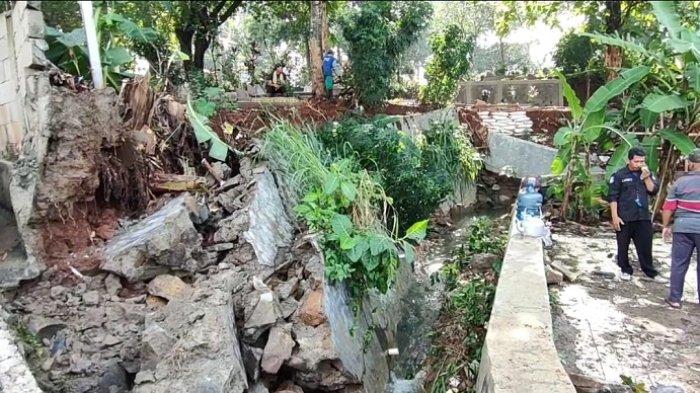 Turap Pemakaman di Tapos Depok Longsor Imbas Hujan Deras, Dua Makam Terdampak - Tribunnewsdepok.com