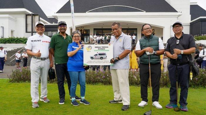 Ada yang Istimewa di Turnamen Golf FEUI 83, ILUNI FEUI Sumbang Ambulans ...