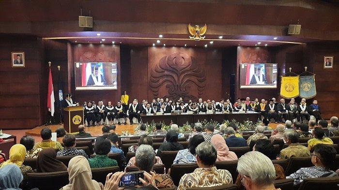 UI Kukuhkan Tiga Guru Besar Fakultas Ekonomi Bisnis, Jumlah Profesor Kini Jadi 429 Orang ...