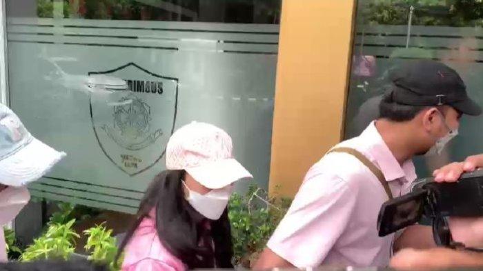 Virly Virginia Tersangka Rumah Produksi Film Dewasa Datangi Polda Metro Jaya Bersama Dua Pria ...