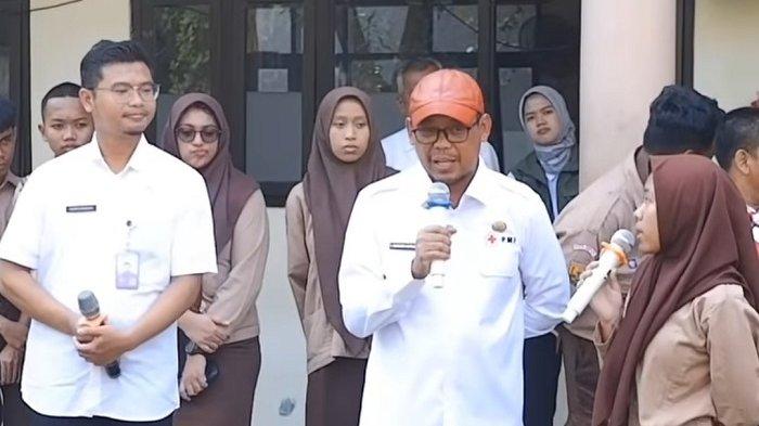 Imam Budi Hartono Pantau Perekaman KTP-el di SMAN 12 Depok, Janjikan ...