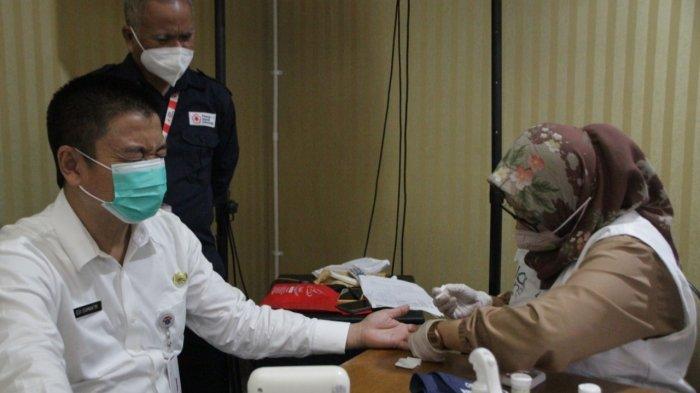 Tinjau Donor Darah, Wakil Wali Kota Jaksel Edi Sumantri Meringis Pas ...