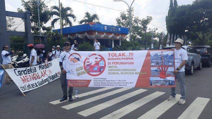 Tolak Pembangunan Pabrik Tisu, Warga Griya Cendekia Madani Gunung Sindur Geruduk Kantor Bupati ...