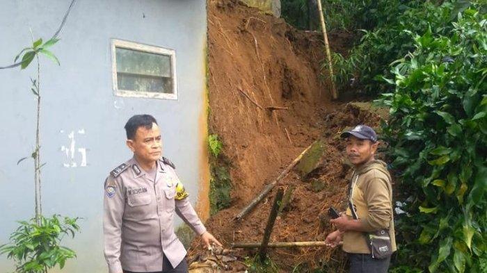 BREAKING NEWS - Banjir dan Tanah Longsor di Megamendung Puncak Bogor, Belasan Rumah Warga Rusak ...