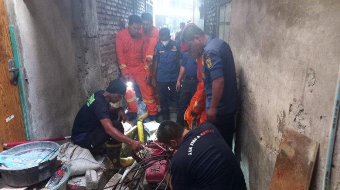 Warga Tenggelam di Dalam Lubang Galian Kabel di Gang Sempit, Petugas ...