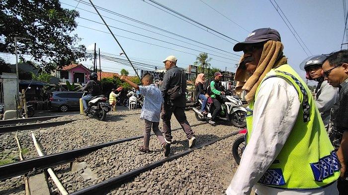 Usai dibuka, Perlintasan Kereta Api Rawa Indah Bakal Dihotmix oleh Warga - Tribunnewsdepok.com