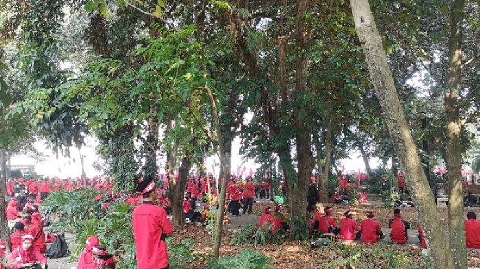 Pakai Baju Merah, Ribuan Kader Hingga Simpatisan PDI Perjuangan Padati ... Pakai Baju Merah, Ribuan Kader Hingga Simpatisan PDI Perjuangan Padati ...